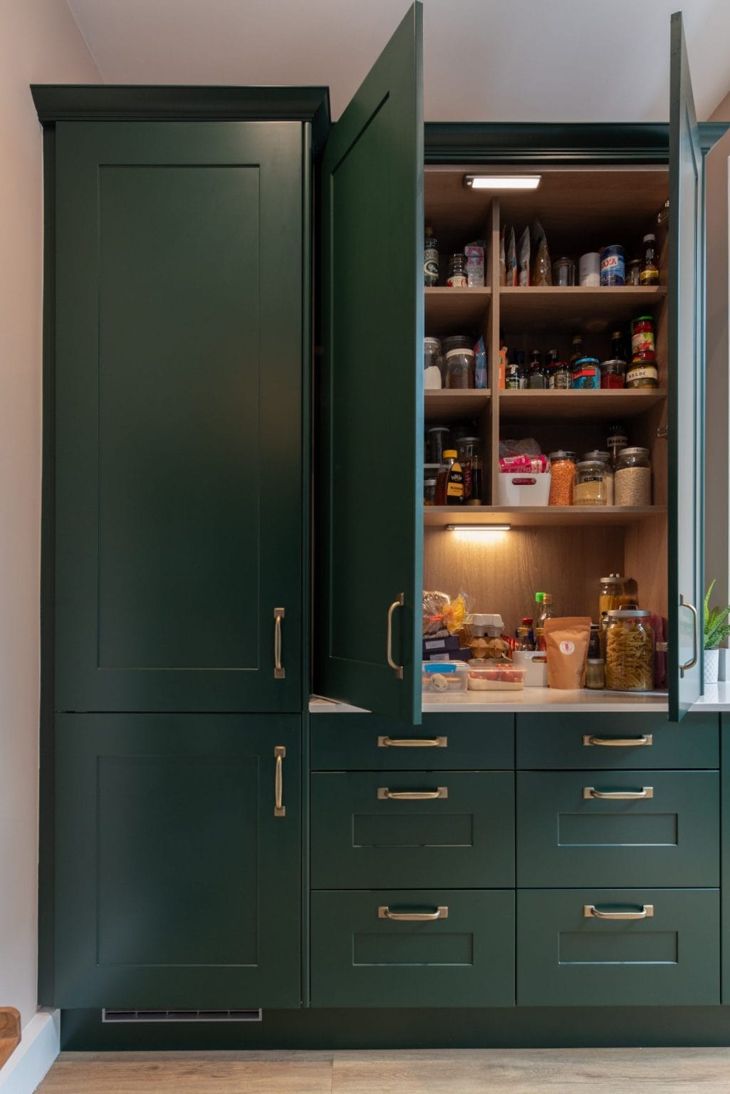 Traditional Racing Green Kitchen | Ebstone Kitchens